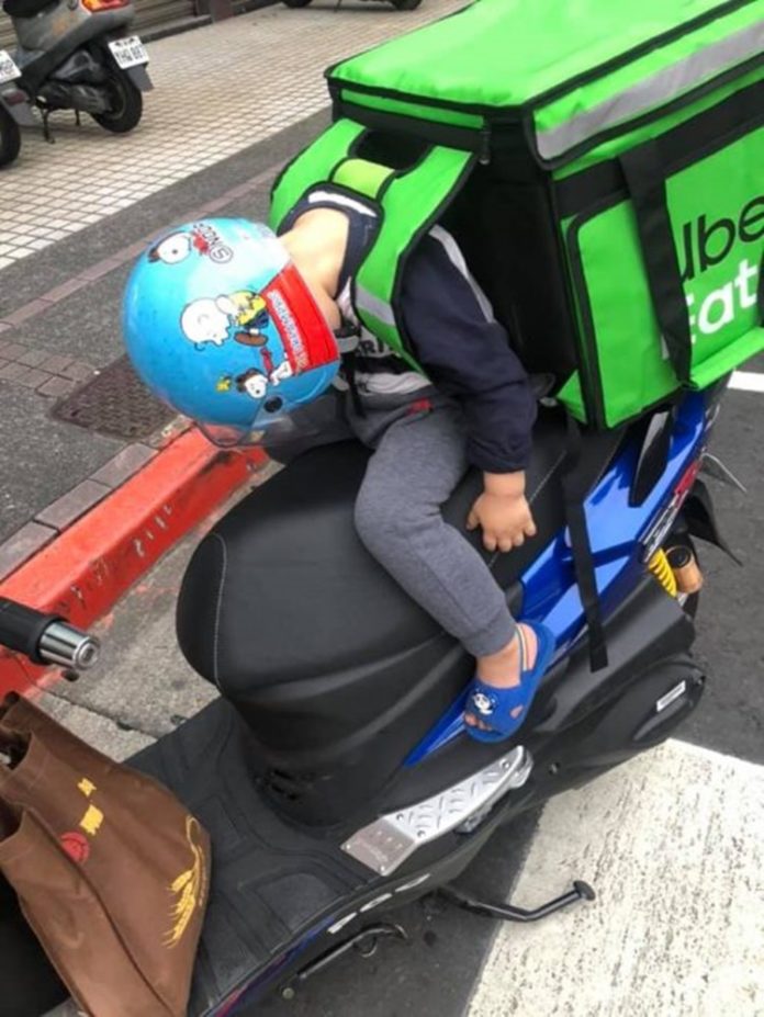 Single Dad Brings Son to His Work as Uber Eats Rider