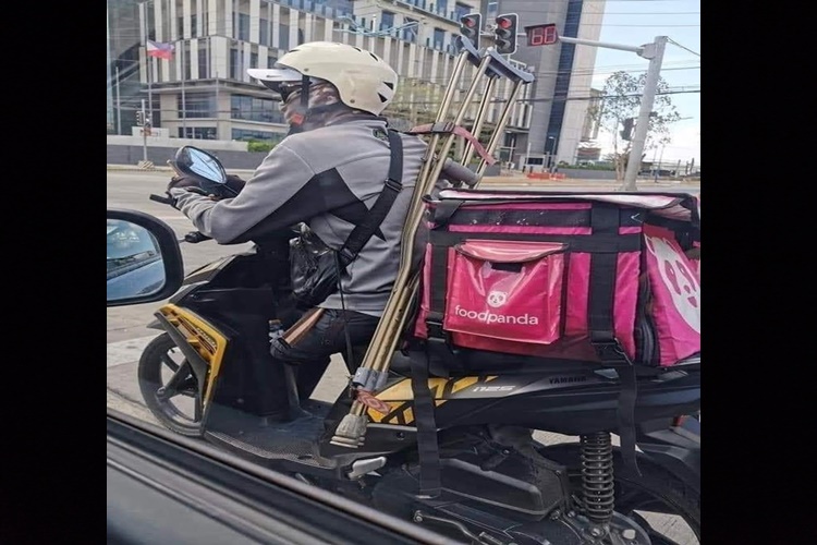 PWD Food Panda Rider Works Despite Physical Condition & Amid Health Crisis