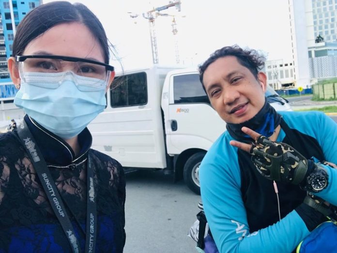 Honest Angkas Rider Returns Lost Cellphone to Lady Owner