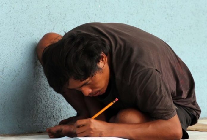 Viral Homeless Man Spotted Studying Along the Street to Reunite w ...