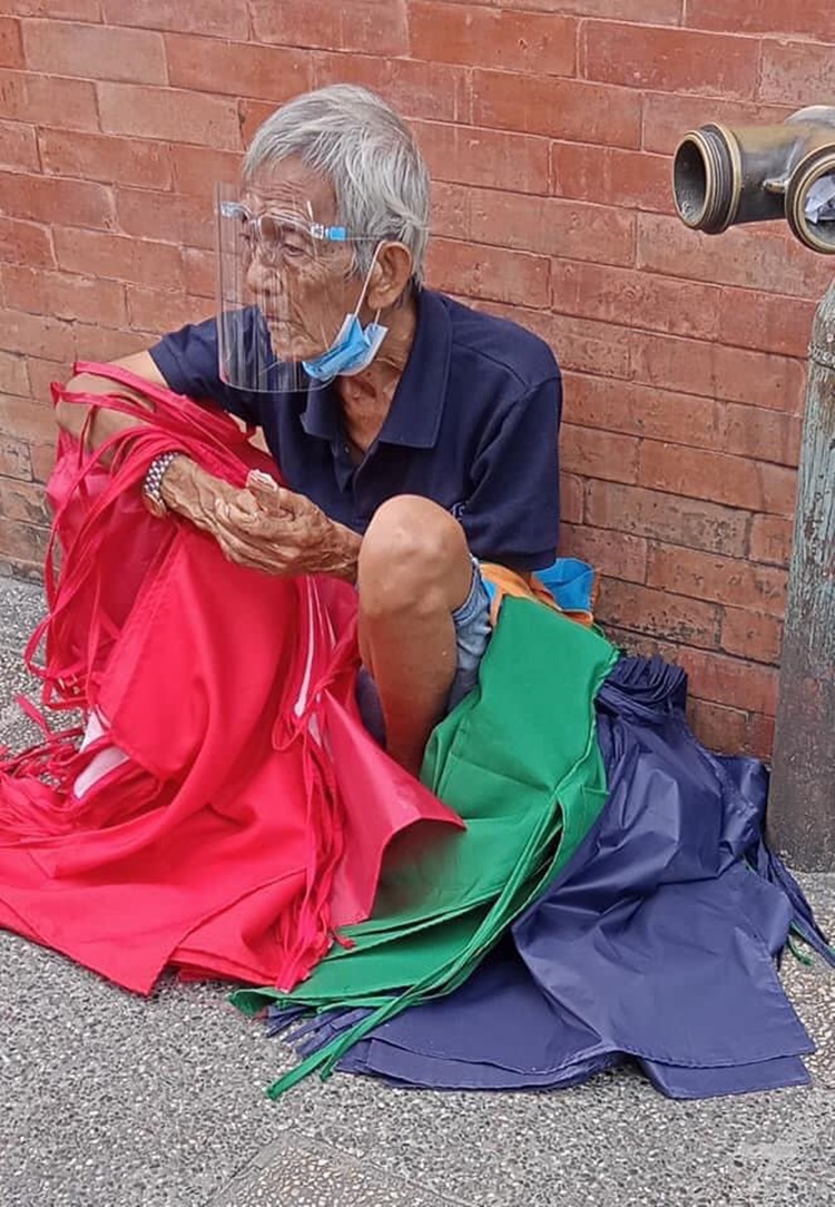 Poor Old Man Selling Apron for P30 to Buy Food for Family Goes Viral