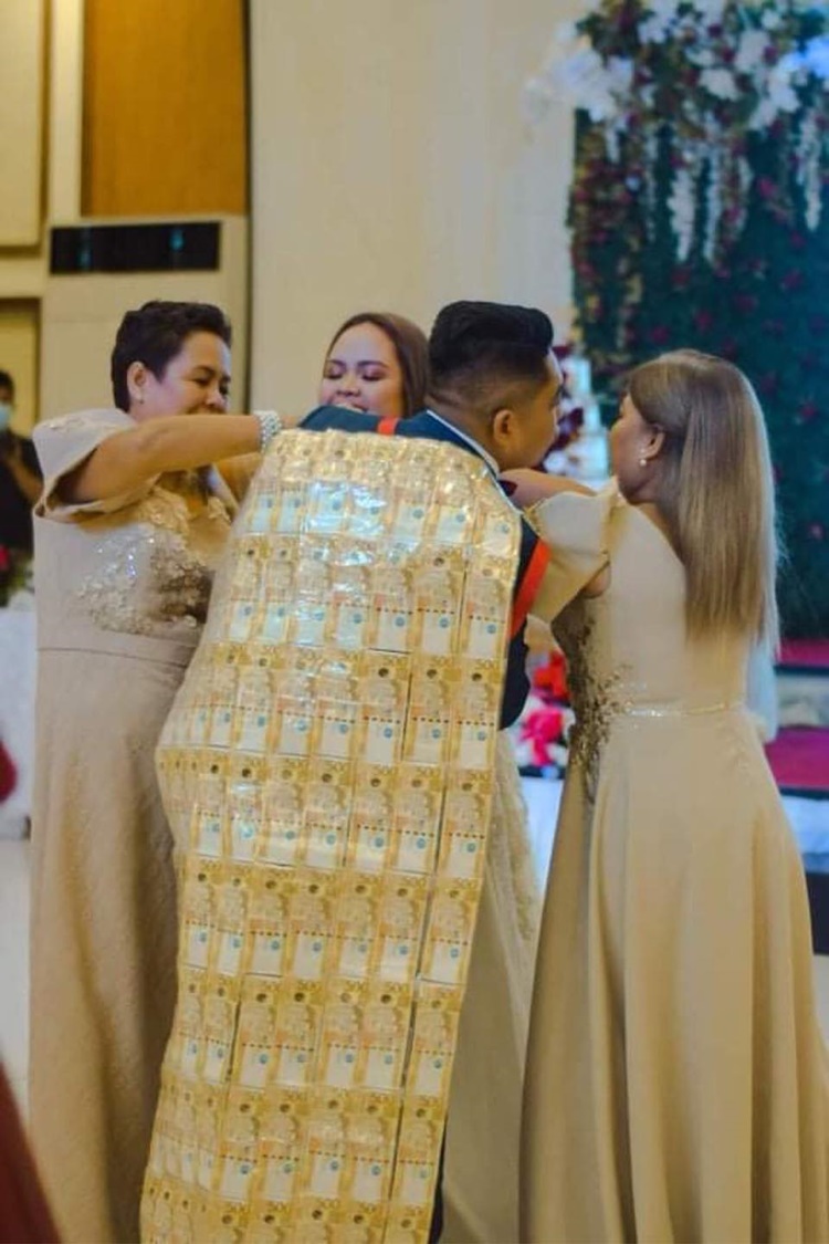 Lovely Couple Receives Pantomina Money Cape Worth P100k During Wedding