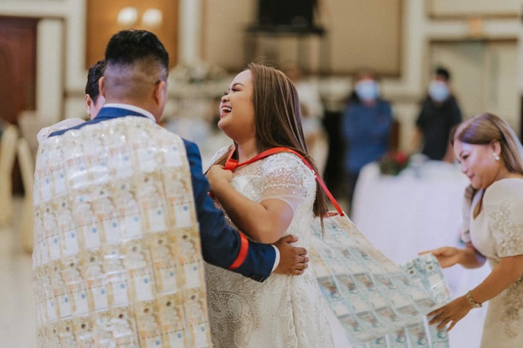 Lovely Couple Receives Pantomina Money Cape Worth P100k During Wedding