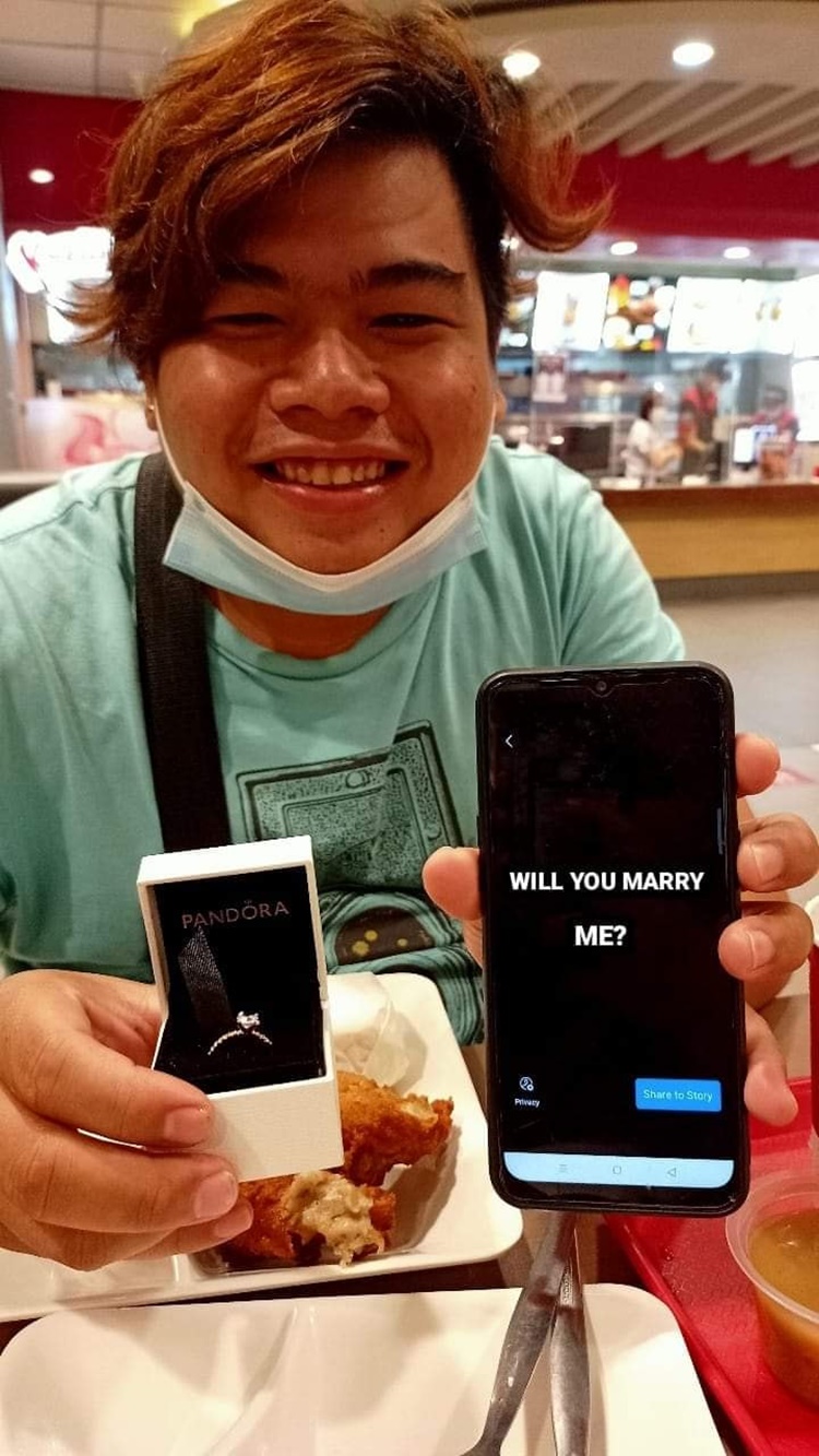Romantic Guy Surprises GF w/ Unexpected Wedding Proposal at KFC
