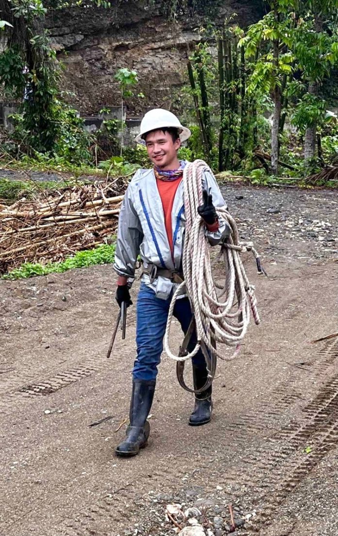 Handsome Electrical Lineman Goes Viral Online
