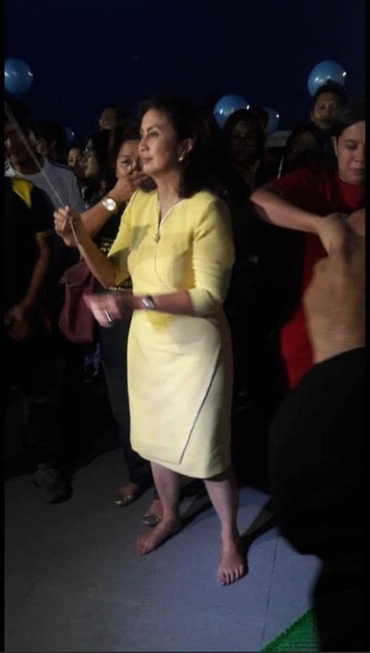 Leni Robredo Shows ‘Resibo’ Walking Barefoot Is Not A PR Stunt