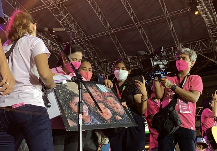 Leni Robredo Receives Artwork of Family Portrait w/ Late Husband Jesse