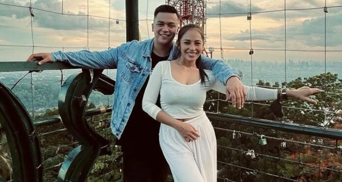 Rob Moya's Photo with a Girl Goes Viral; Elicits Comments