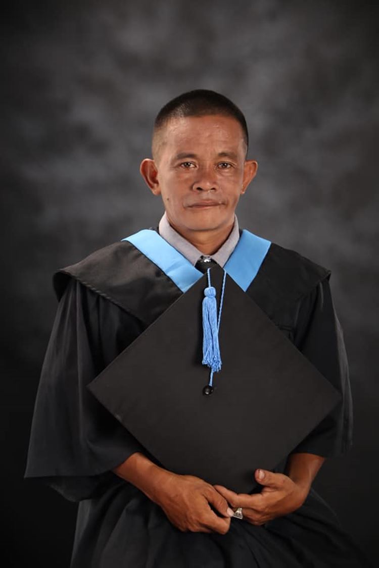 Chicharon Vendor Jesus Fuentes Graduates from College