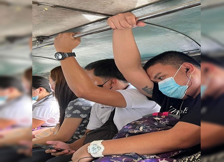 Adorable Photo of ‘Marites’ Passenger Inside Jeepney Goes Viral Online