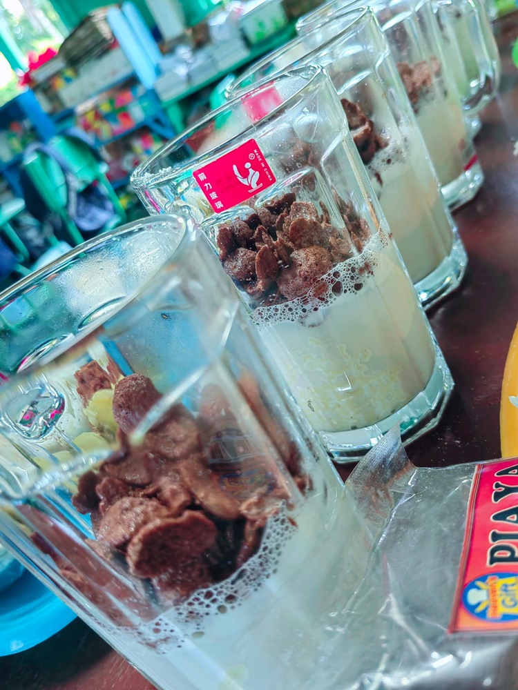 Generous Teacher Prepares Yummy Breakfast for His Students