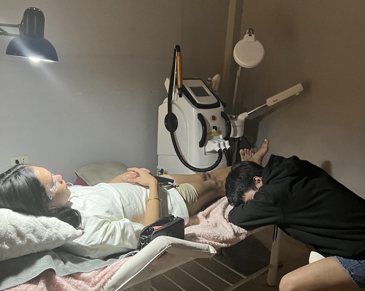 Netizen Asks Prayers for “Mabilisang pag lift ng lashes ng friend ko”