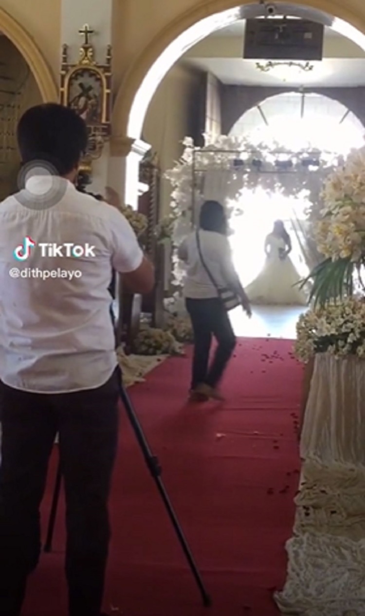 Wedding Photographer Airs Dismay After Guest Blocks Bride During Bridal ...
