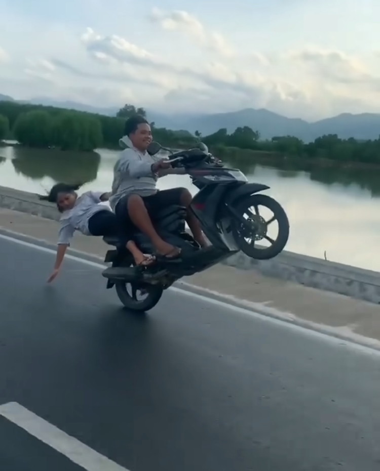 Kamote Riders Doing Delicate Stunts While Riding a Motorcycle Goes Viral