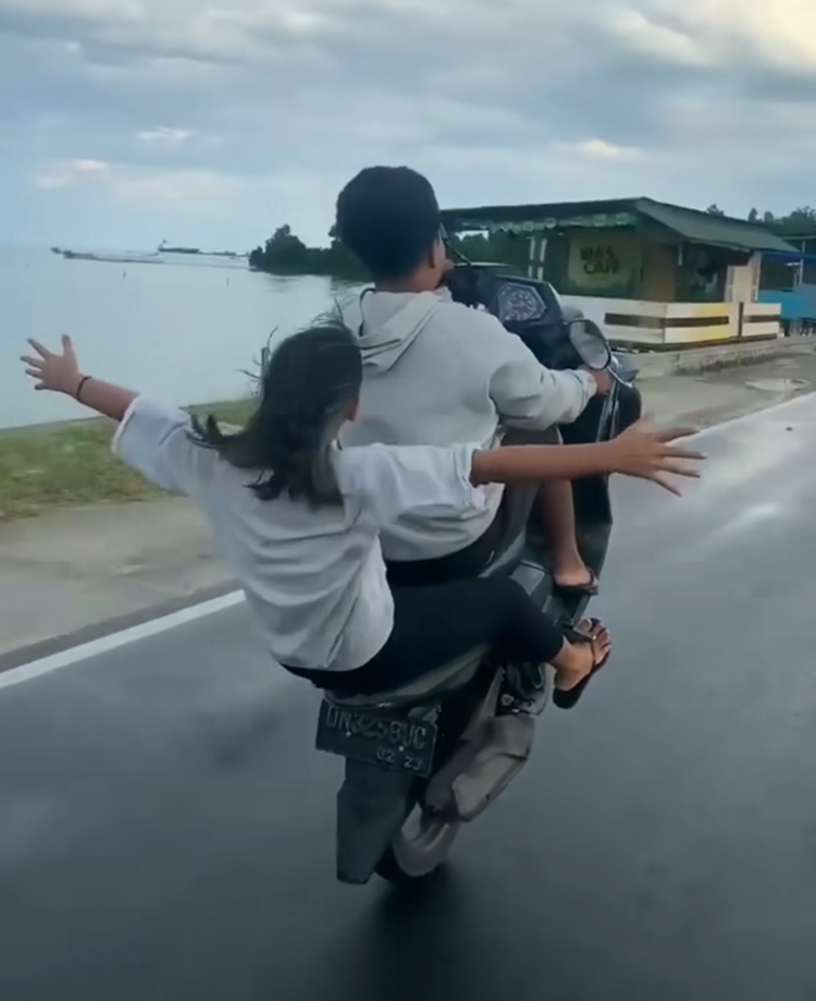 Kamote Riders Doing Delicate Stunts While Riding a Motorcycle Goes Viral