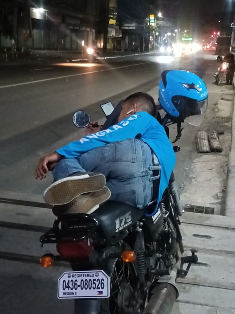 Angkas Rider Sleeps in His Motorcycle While Waiting for Booking