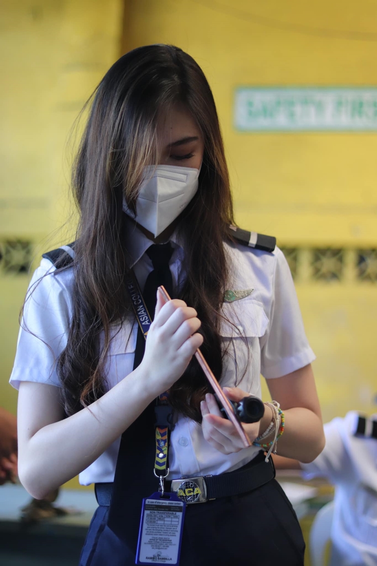 Gorgeous Student of an Aeronautics School Captures Netizens' Attention: "Sign na ba to para ...