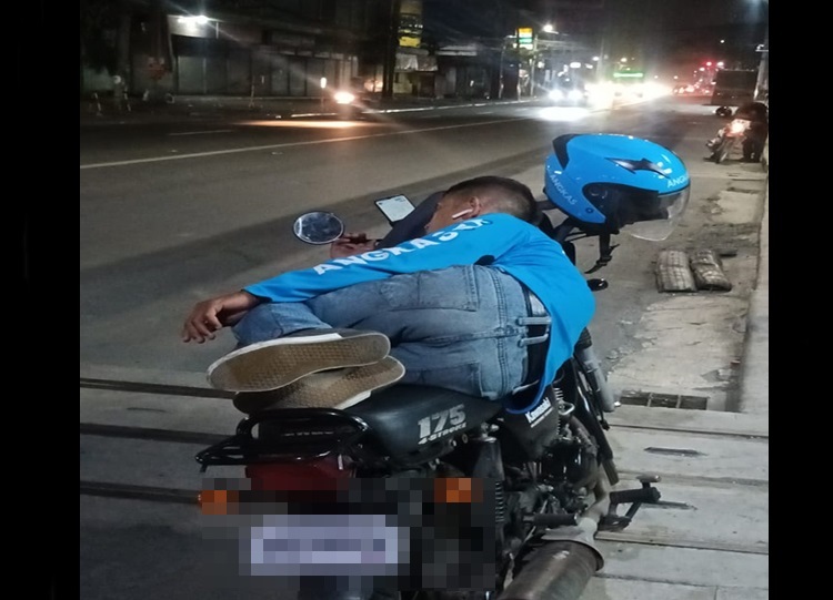 Angkas Rider Sleeps in His Motorcycle While Waiting for Booking
