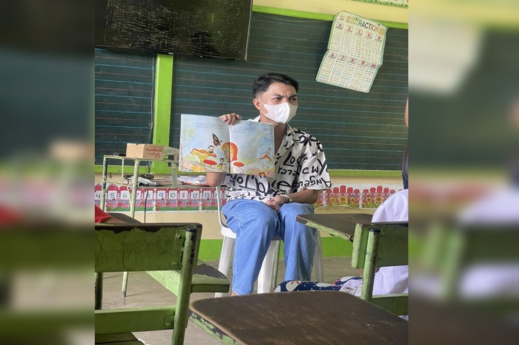 Nursing Student Shares Storytelling Session w/ Kids During His NSTP Subject