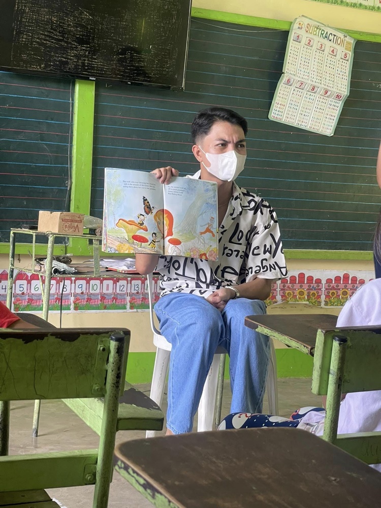 Nursing Student Shares Storytelling Session w/ Kids During His NSTP Subject