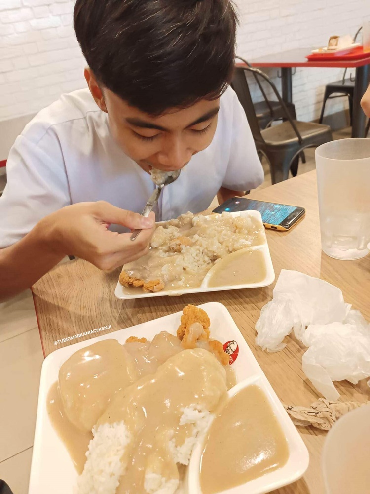 Young Man Earns Reactions for Taking Excessive Amount of Gravy: "ano ...