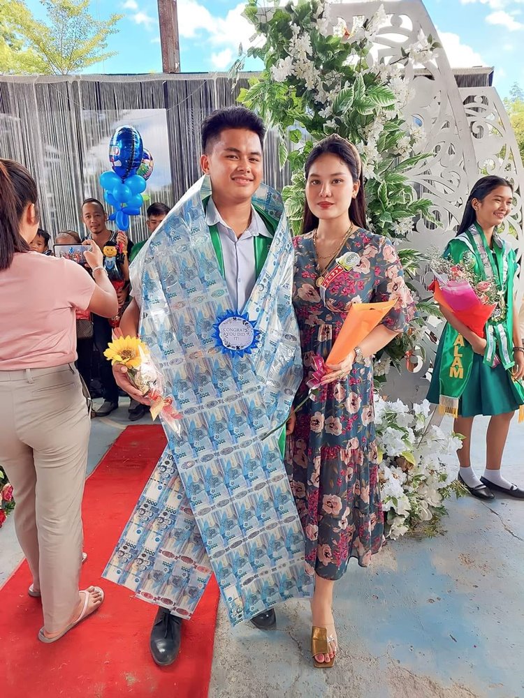 Junior High School Graduate Receives P100K Money Garland from Proud Tita