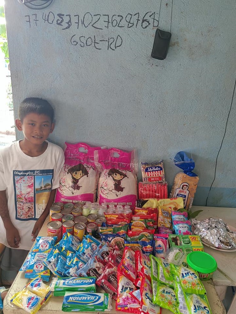 Honest Boy Earns Praise for Guarding Forgotten Phone Until Owner ...