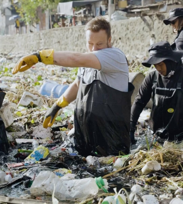 Australian Dad Earns Praise for Cleaning Pateros River in Manila ...