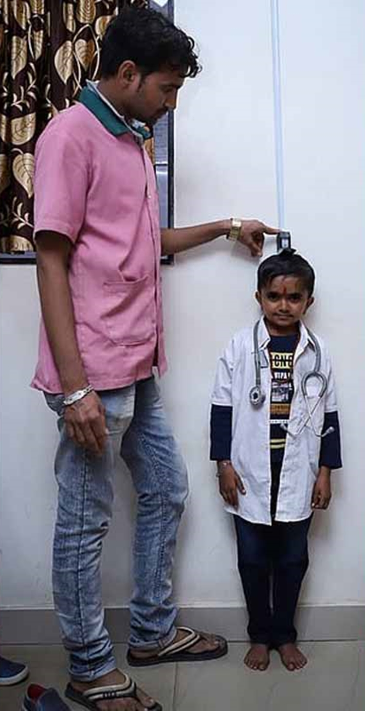 Meet the Shortest Doctor in the World, Ganesh Baraiya | Newspapers