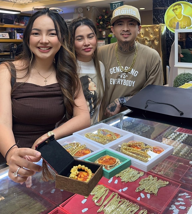 Rosmar Tan Buys Gold From Boss Toyo Amounting to P1,250,000 | Newspapers