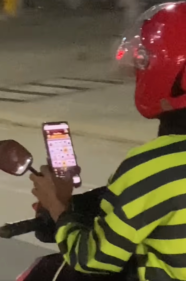 Rider Playing Scatter While Riding His Motorcycle Goes Viral | Newspapers