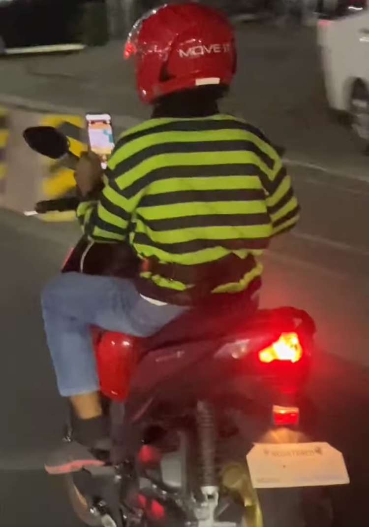 Rider Playing Scatter While Riding His Motorcycle Goes Viral | Newspapers