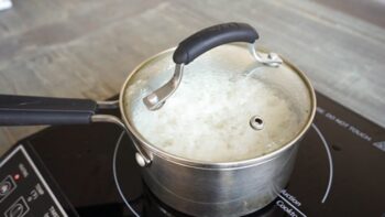 How To Cook Rice on Stove Vs. in Rice Cooker — A Complete Guide ...