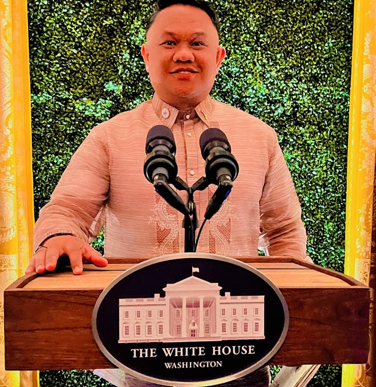 Pinoy Educator Roy Basa Honored as Teacher of the Year, Invited to ...