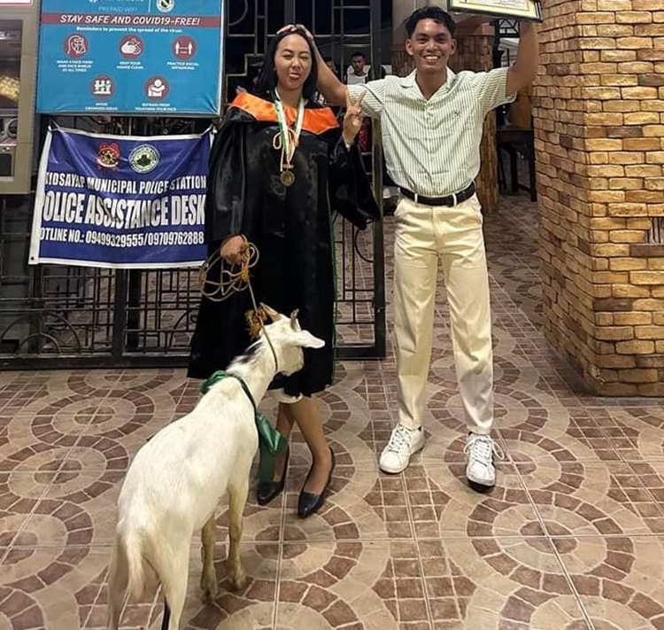 Guy Surprises His Girlfriend on Her Graduation Day by Gifting Her a ...