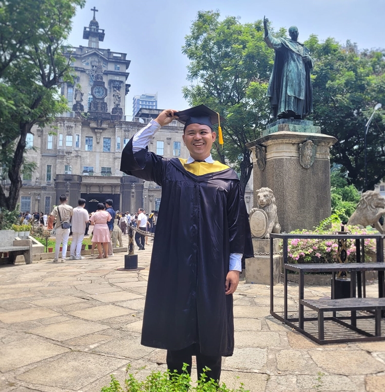 Blind College Student Graduates From the University of Santo Tomas (UST ...