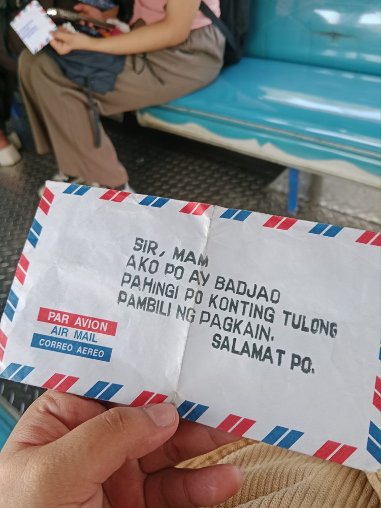 Lady Passenger on Badjao Beggars Begging on Jeeps “Mas Malaki pa ang ...