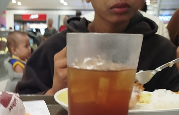 Kind Netizen Praised Online for Treating Beggar Asking for Leftovers at ...