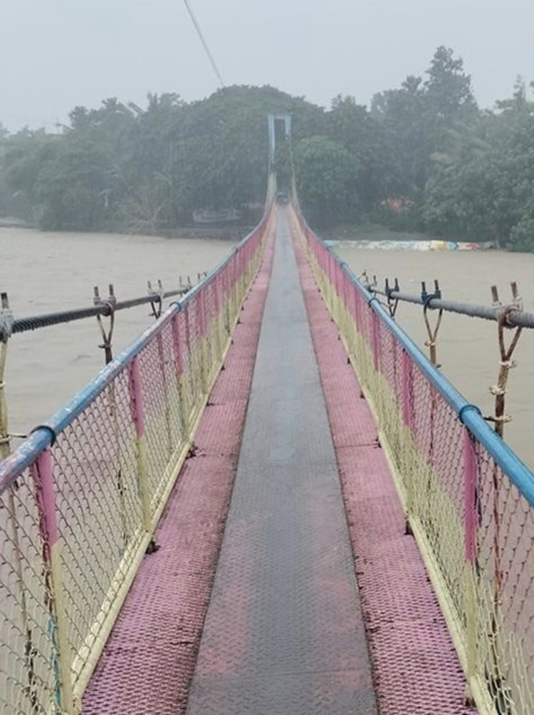 Hanging Bridge in Albay Collapses Due to Flooding | Newspapers