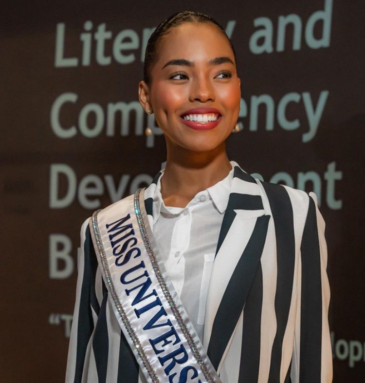 Here's Miss Universe Philippines 2024 Chelsea Manalo Modeling Advice ...