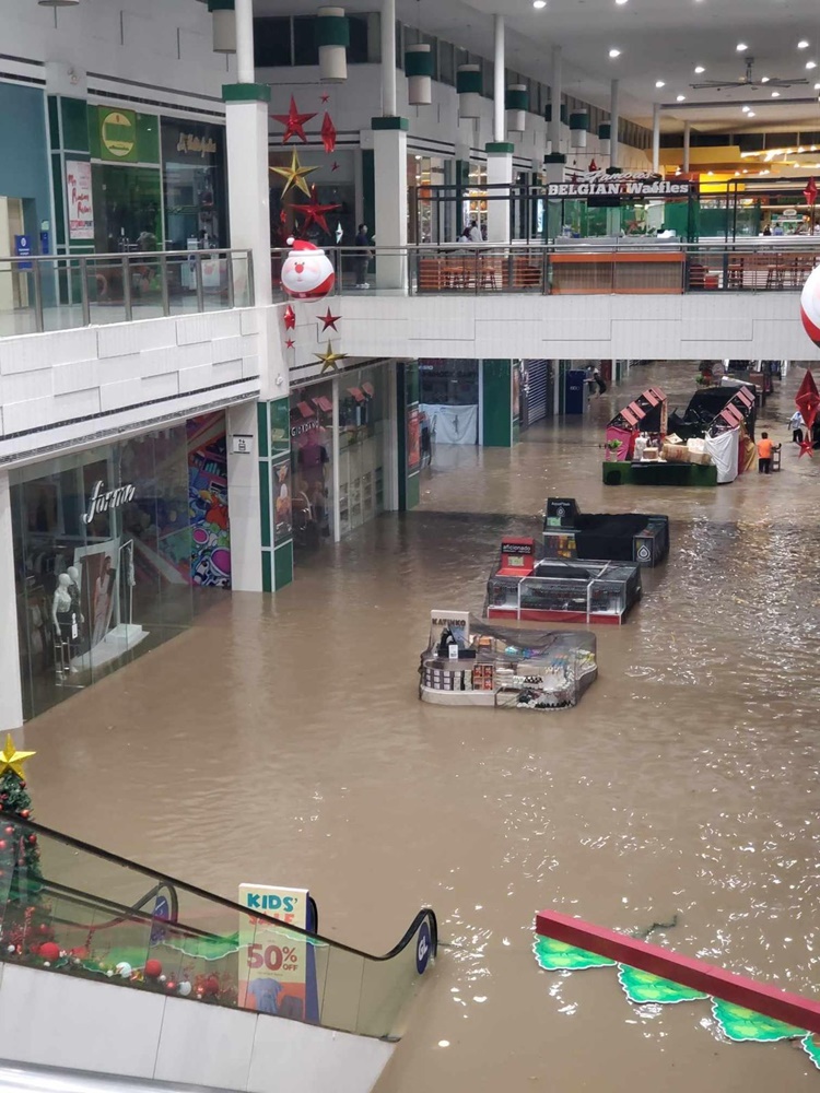 Shopping Mall in Naga City Hit by Flood, Evacuees Move To 2nd Floor of ...