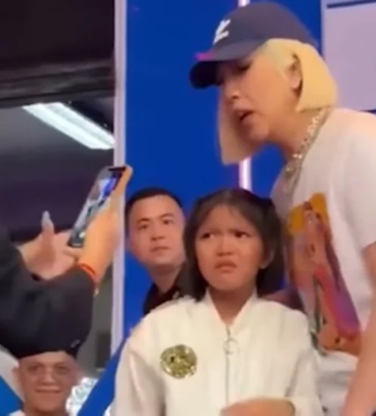 Vice Ganda Appears Annoyed as Mother Pushes Crying Child for a Picture ...