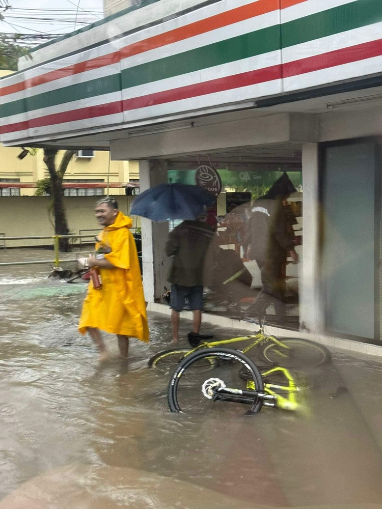 Residents Loot Stores in Naga Amid Typhoon Kristine | Newspapers