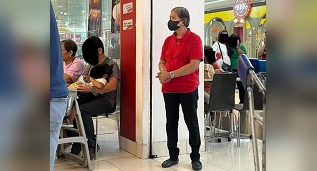 Fast-Food Chain Hires Senior Citizen to Greet Customers | Newspapers