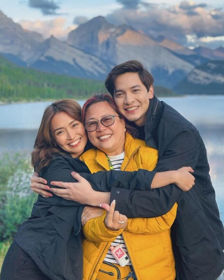 First Lady Liza Araneta-Marcos Watches "Hello, Love, Again" at VIP Screening | Newspapers