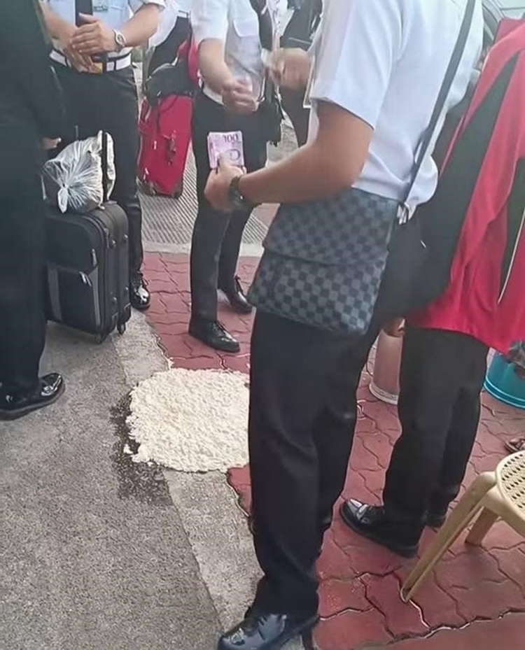 Students Help Taho Vendor Who Spilled His Taho After Tripping | Newspapers