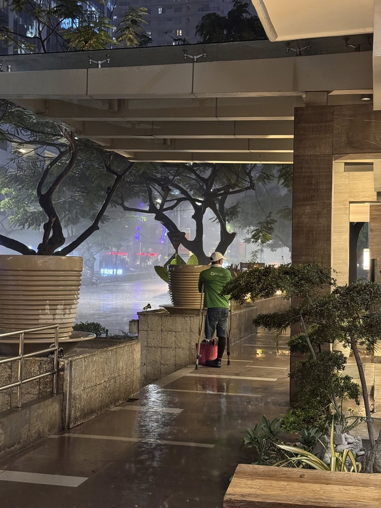 PWD Delivery Worker Inspires Netizen by Working Hard Despite His ...