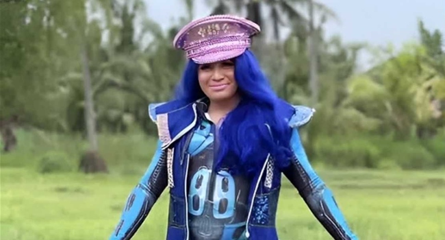 Boobay Collapses During Show | Newspapers