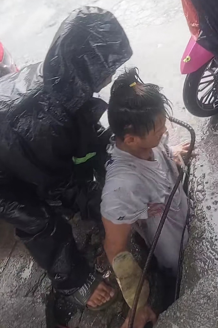 Two Men Rescued from QC Drainage During Heavy Rain | Newspapers