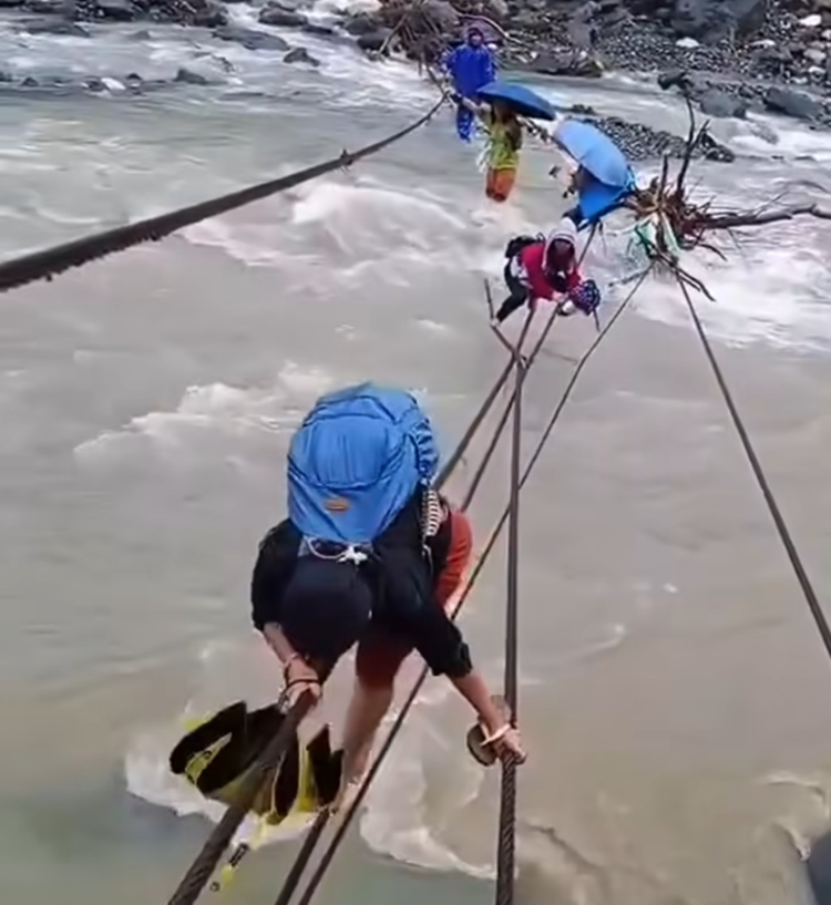 Students in Nueva Vizcaya Risk Their Lives Crossing Steel Cables Daily ...